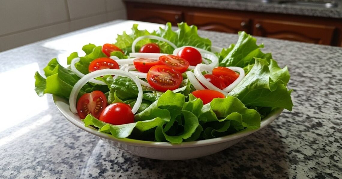 7 saladas cruas fáceis e refrescantes para o dia a dia