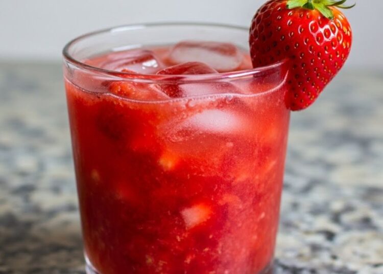Smoothie de morango caseiro: simples, rápido e delicioso